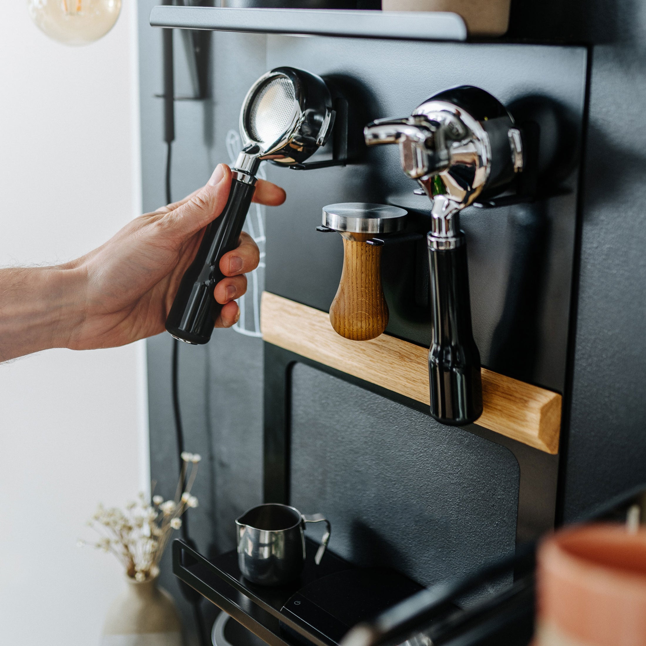 FLATE® Barista Rack: Das Regal für Siebträger, Tamper & Baristazubehör
